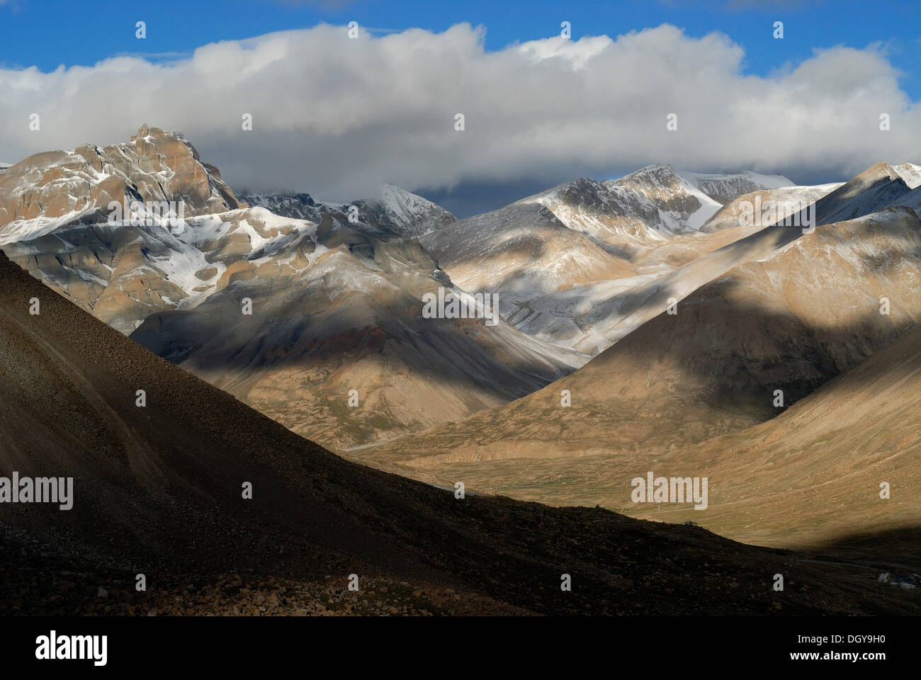 Snow covered mountains near the Dolma La Pass, 5700m, on the peripherie ...