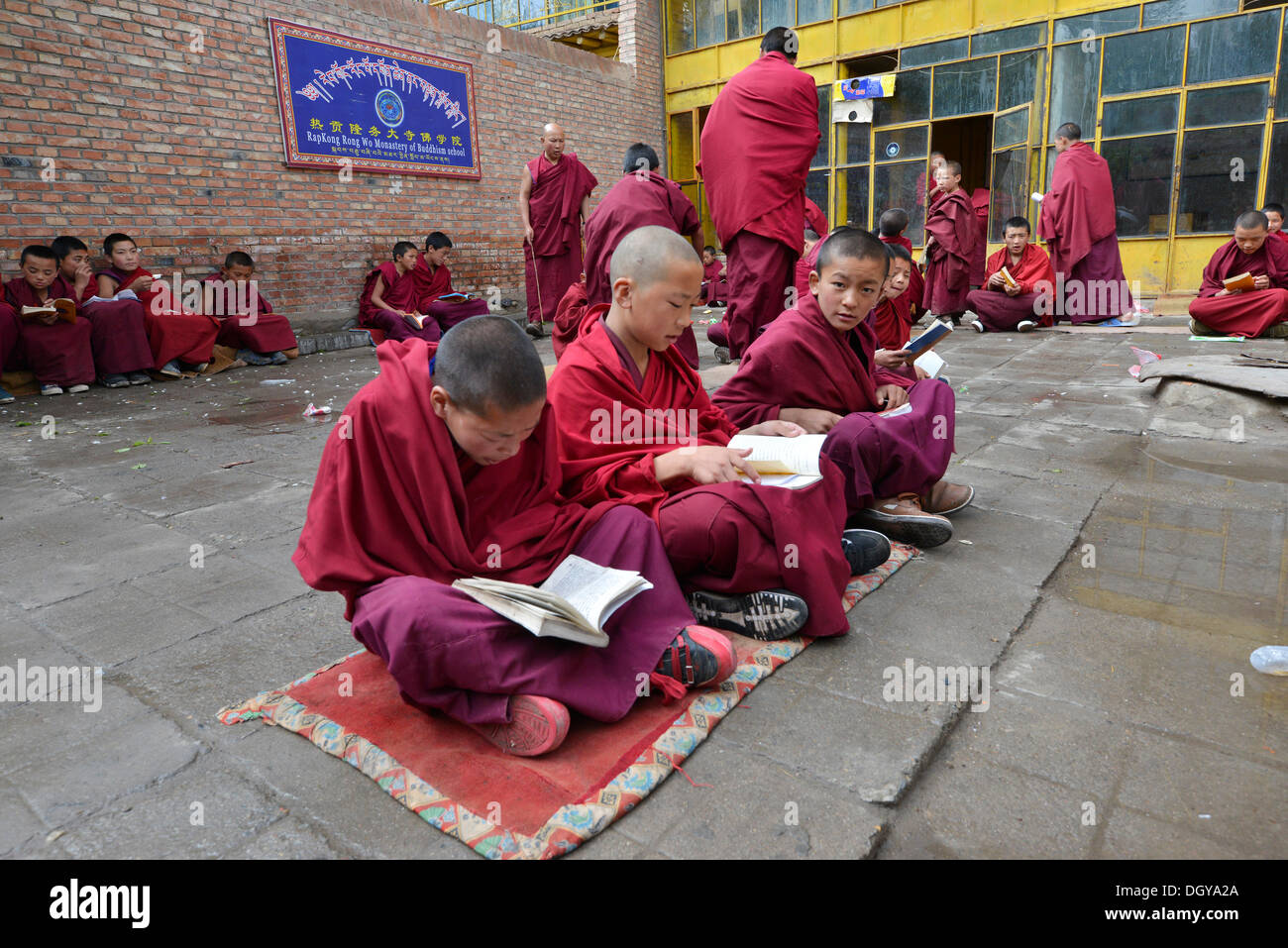 Tibetan children school china hi-res stock photography and images - Alamy