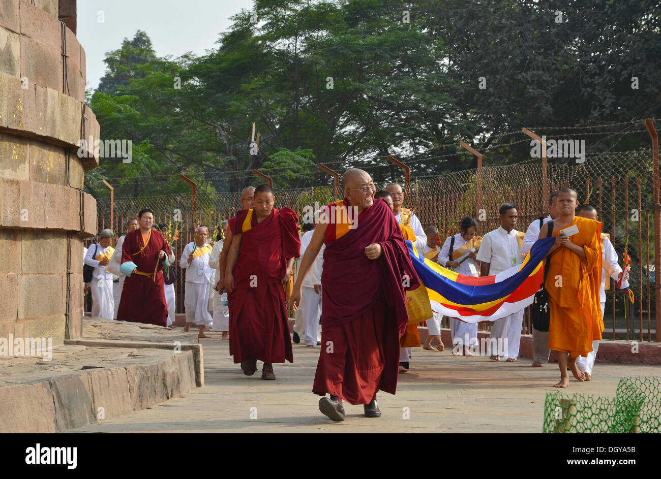 Buddhist nuns monks tibetan rinpoche hi-res stock photography and ...