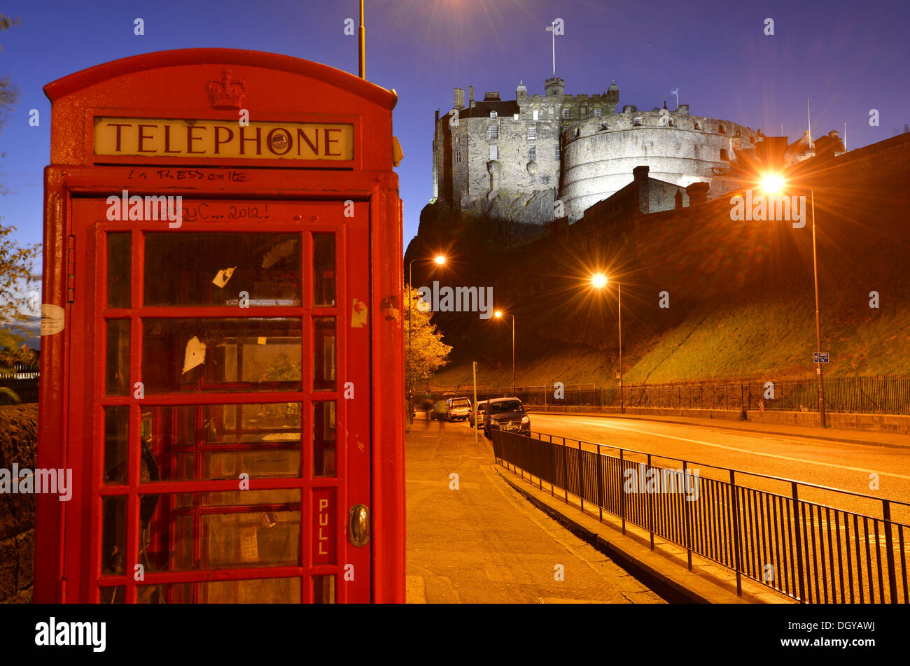 Edinburgh Castle, illuminated at night, old red British phone booth at ...