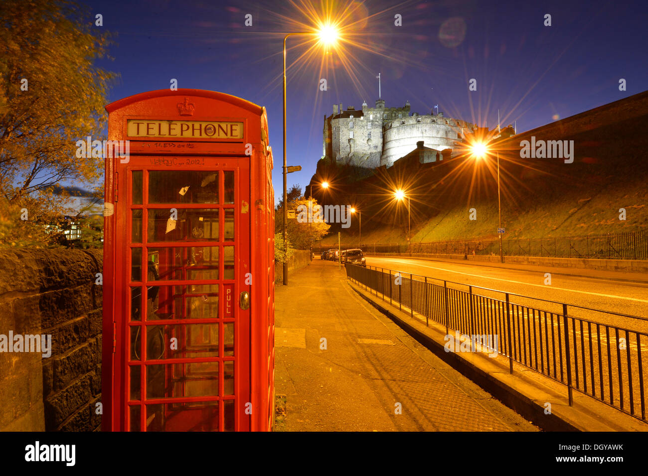 Edinburgh Castle, illuminated at night, old red British phone booth at ...