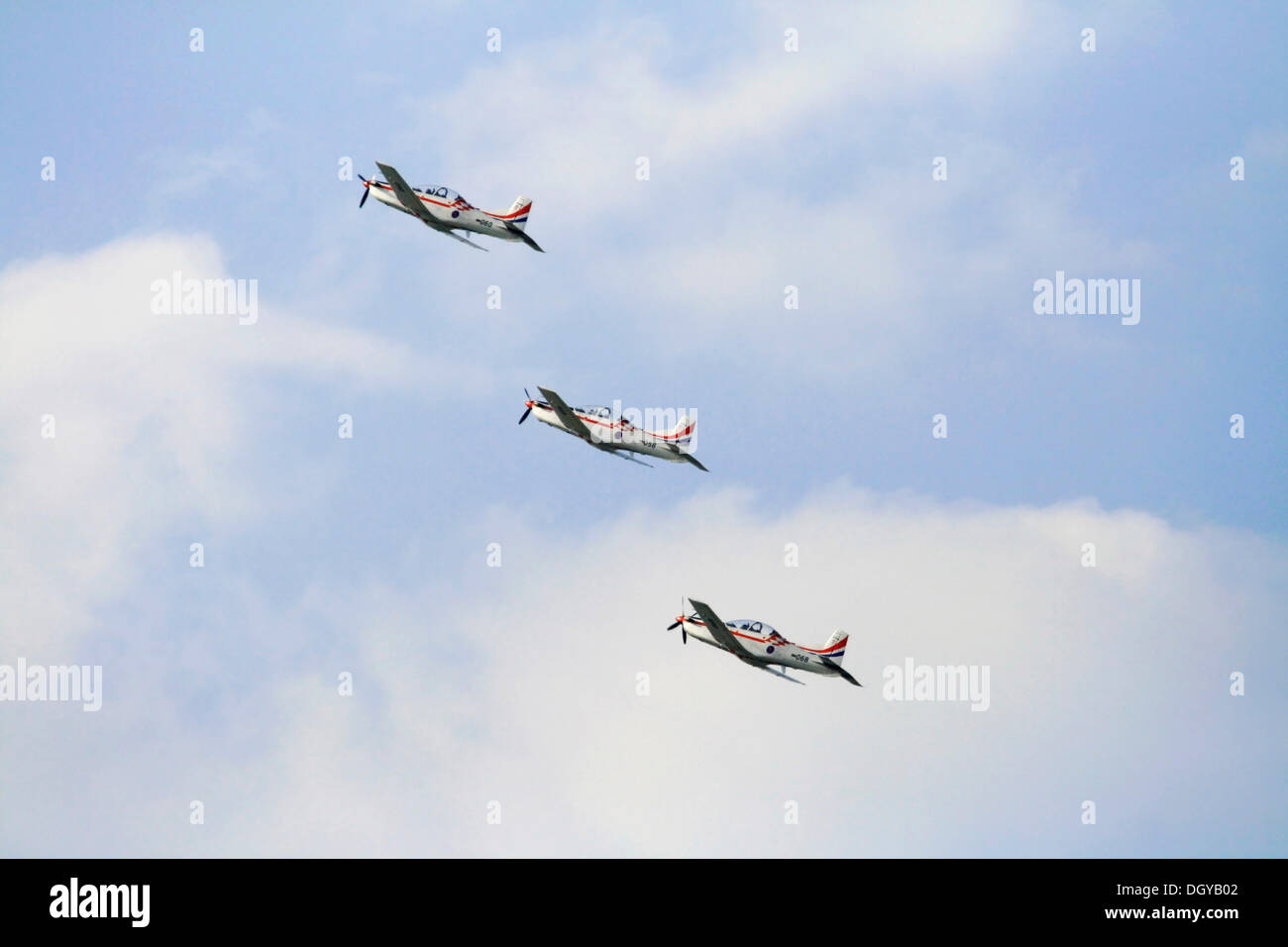 Propeller flying aeroplane hi-res stock photography and images - Alamy