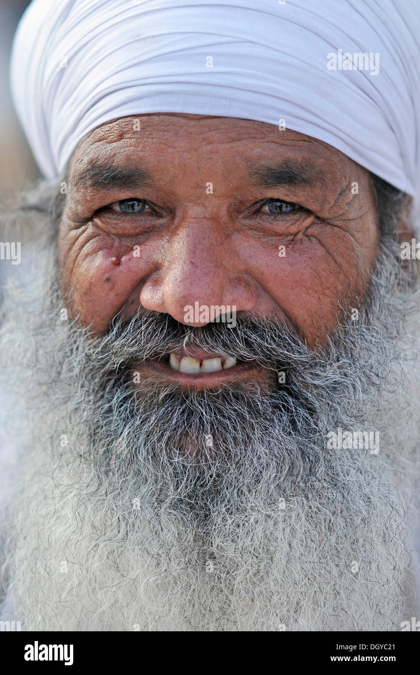 Sikh, portrait, Harmandir Sahib or Golden Temple, Amritsar, Punjab ...