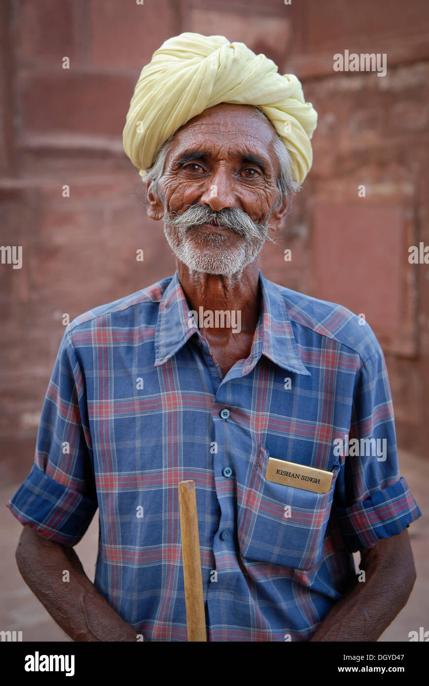 Indian man wearing turban north hi-res stock photography and images - Alamy