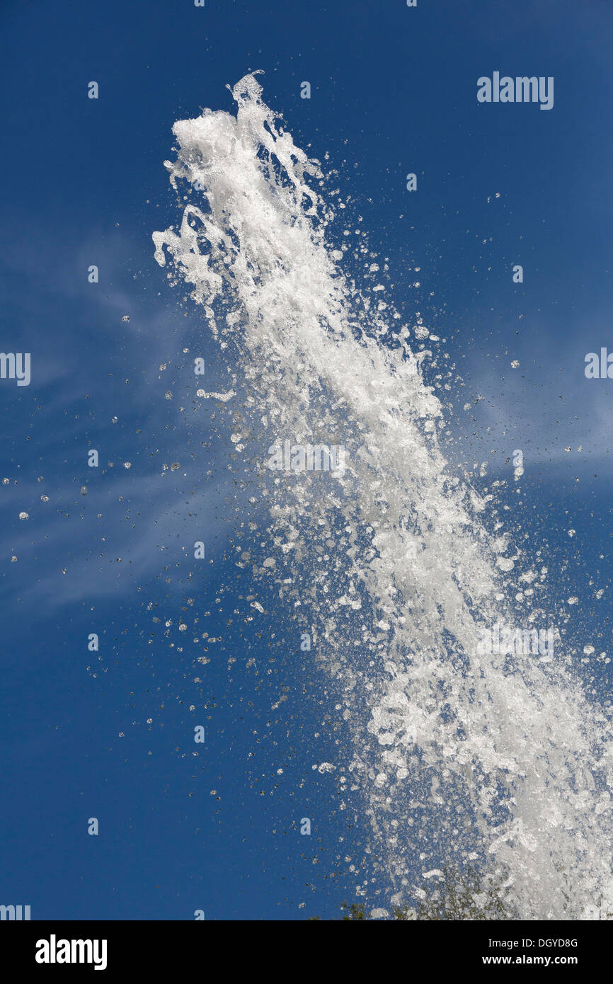 Falling water from fountain hi-res stock photography and images - Alamy