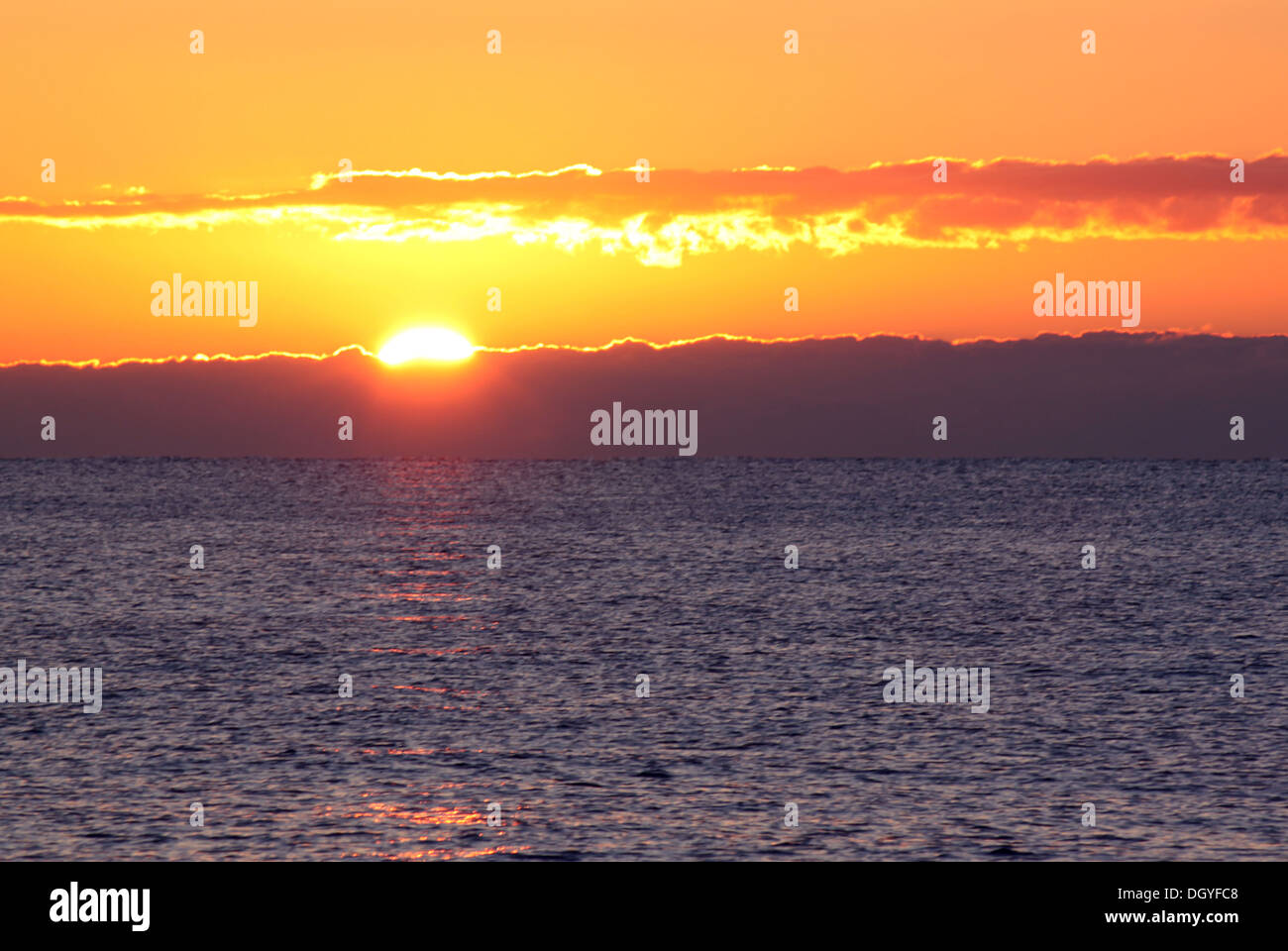 Rising sun behind clouds hi-res stock photography and images - Alamy