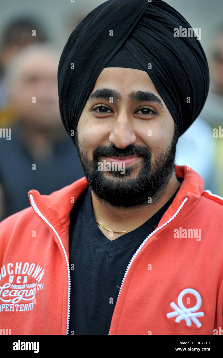 Sikh in london wearing turban hi-res stock photography and images - Alamy