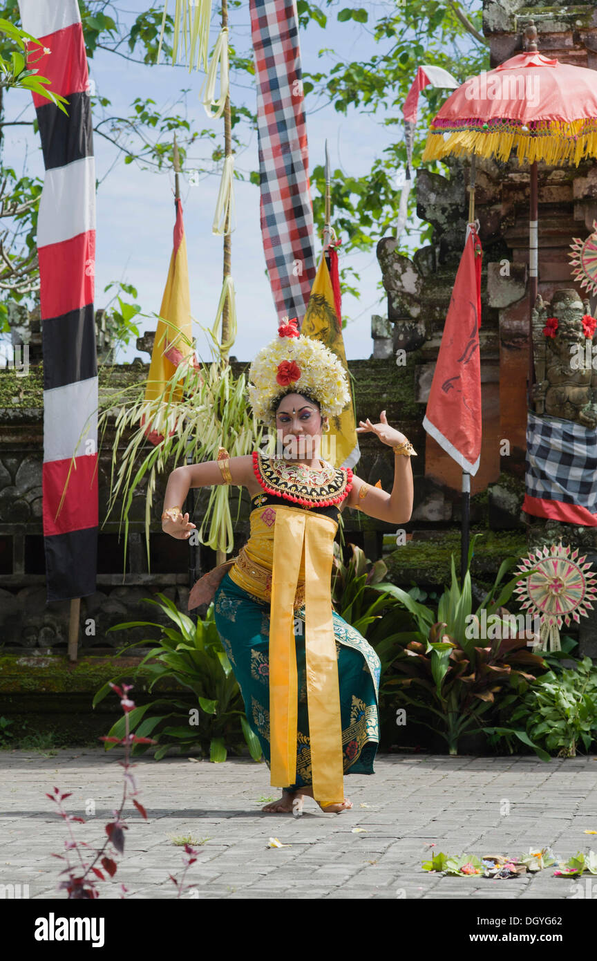Indonesia bali batubulan dancer performing hi-res stock photography and ...