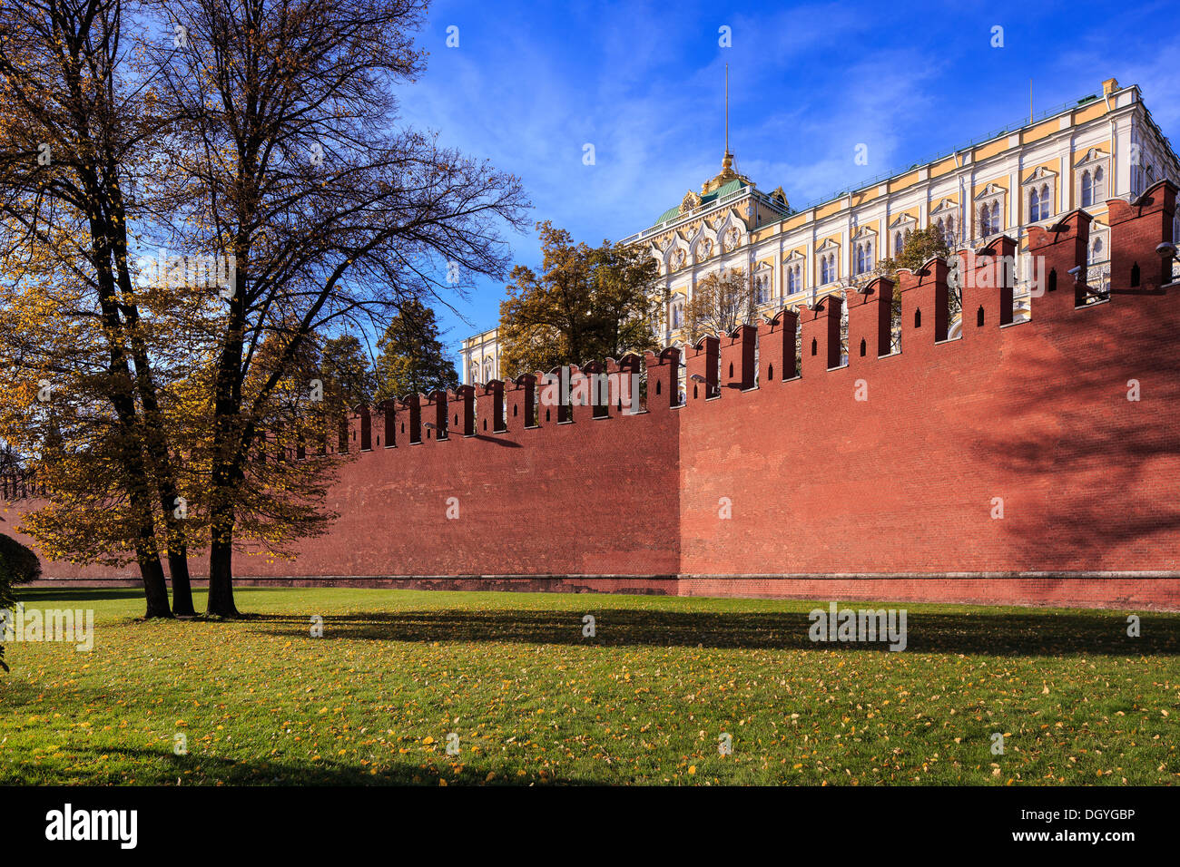 Moscow Kremlin walls at autumn, Bolshoy Kremlevskiy Dvorets (The Grand ...