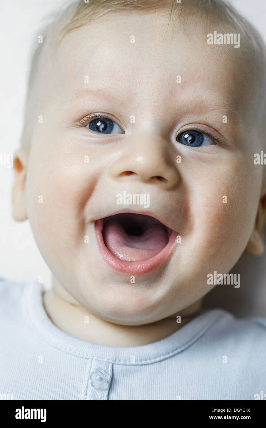 Smiling looking into hi-res stock photography and images - Alamy