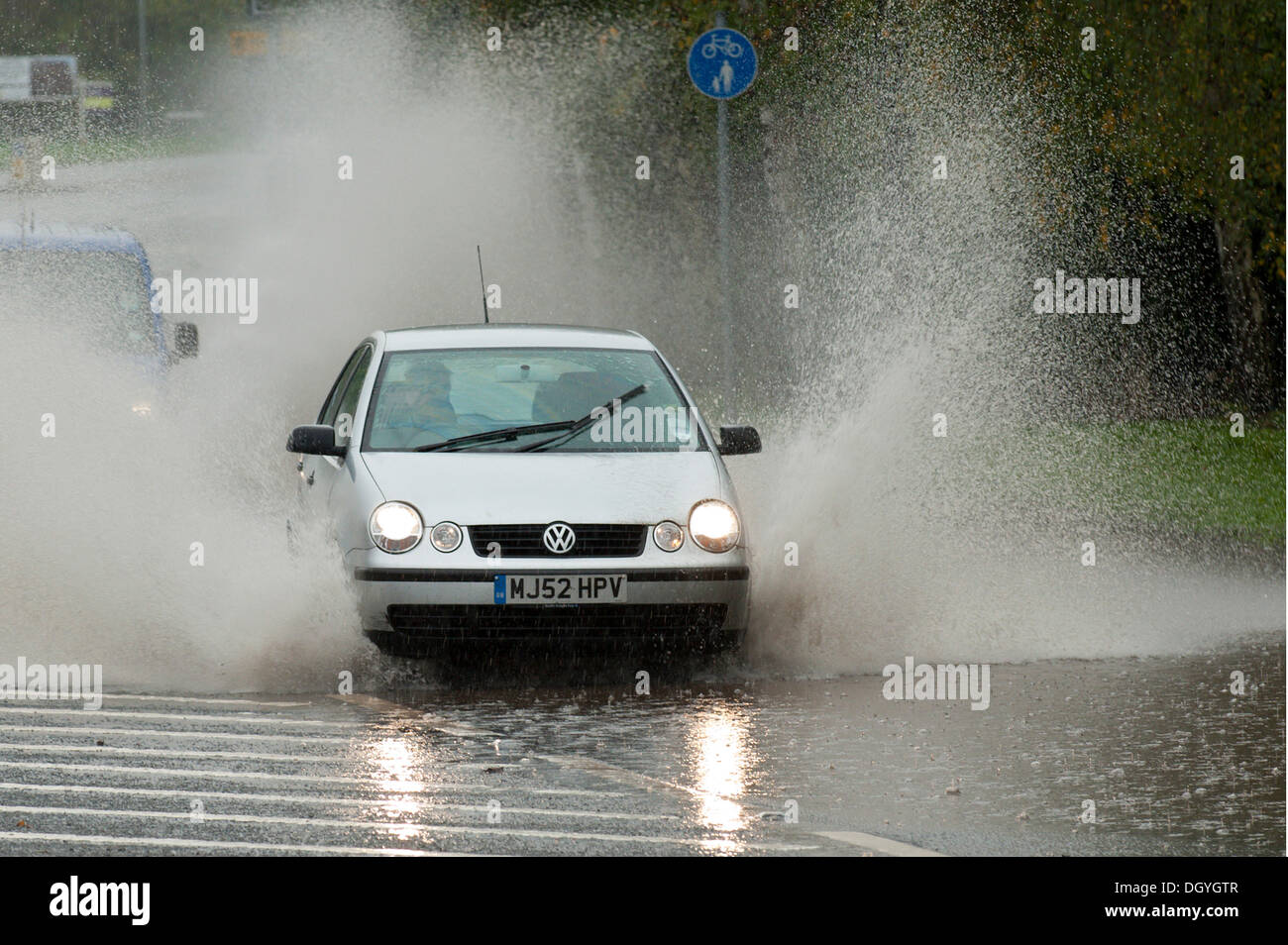 Chepstow, Gwent, UK. 28th October, 2013. A car drives through floods on ...