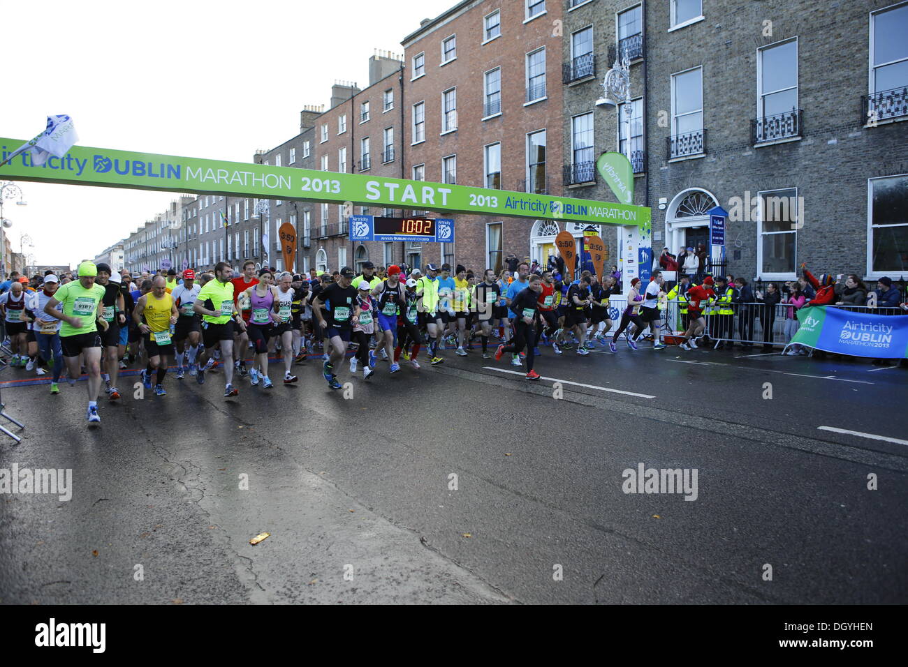 Dublin, Ireland. 28th October 2013. The first runners cross the ...