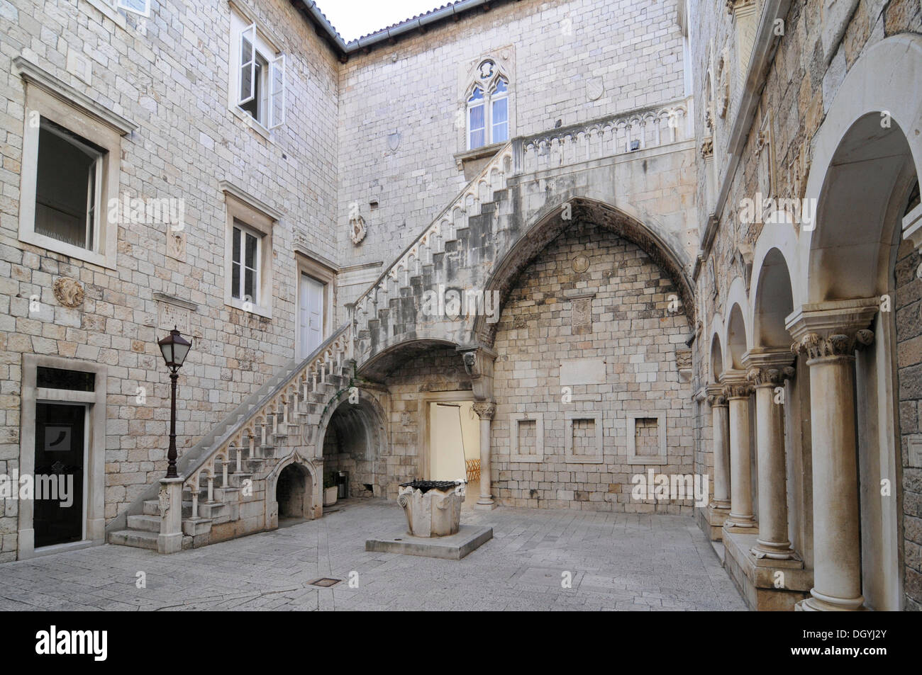 Croatian courtyard steps hi-res stock photography and images - Alamy