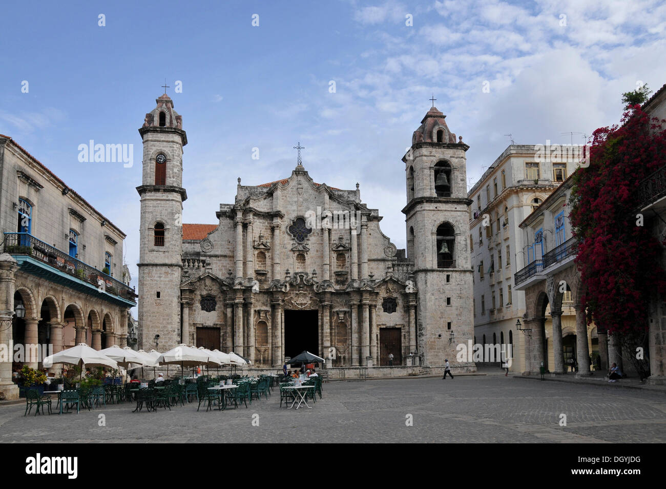 Havana cathedral square hi-res stock photography and images - Alamy