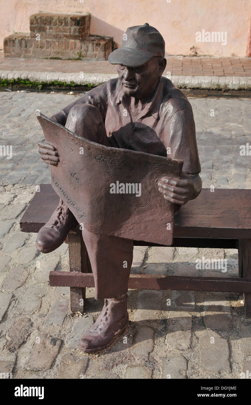 Old man reading a newspaper, sculpture, Plaza del Carmen, historic ...