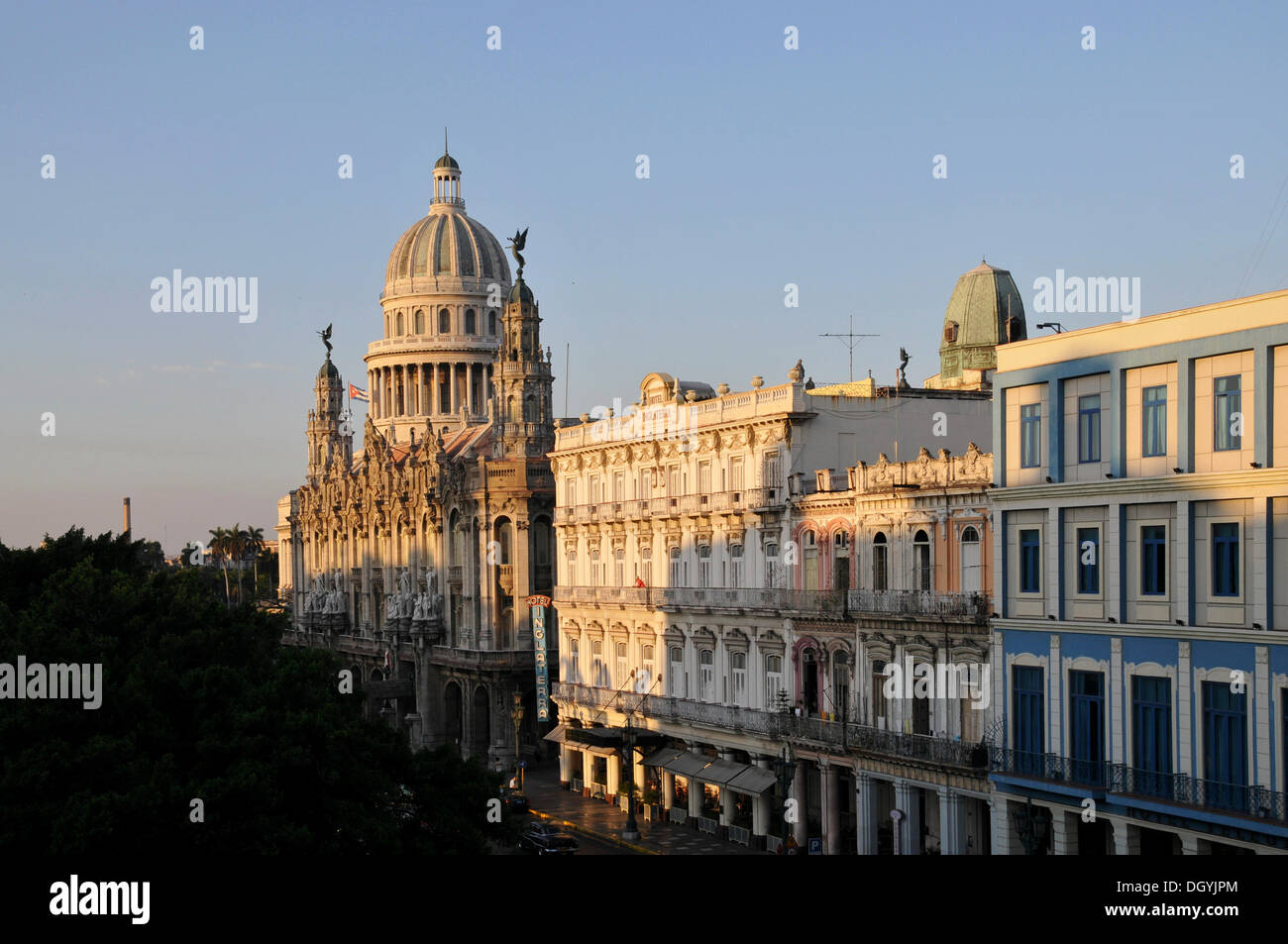 Opera plaza hi-res stock photography and images - Alamy