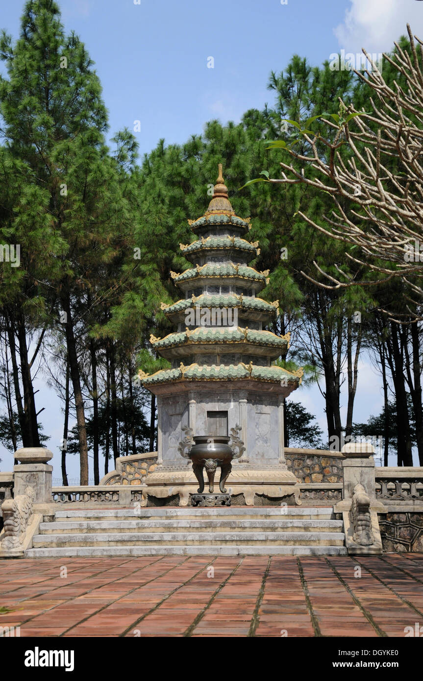 Grave stupa hi-res stock photography and images - Alamy