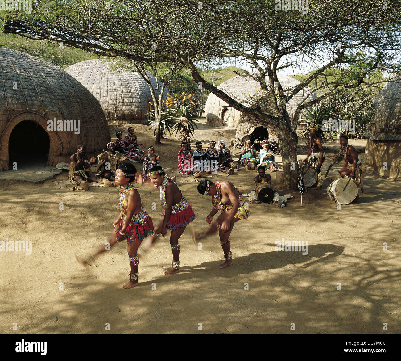 Zulu girls hi-res stock photography and images - Alamy