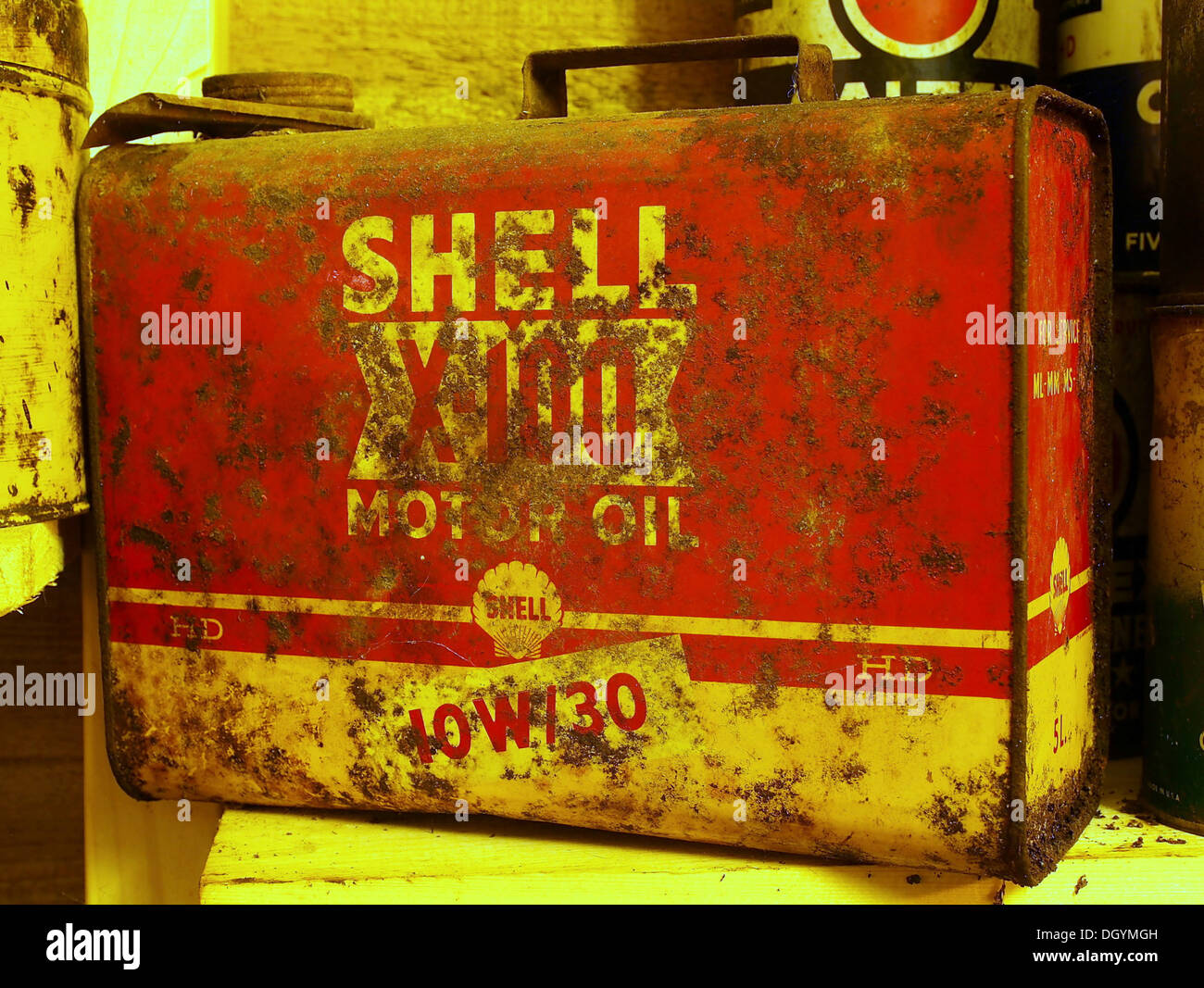 Shell x 100 hi-res stock photography and images - Alamy