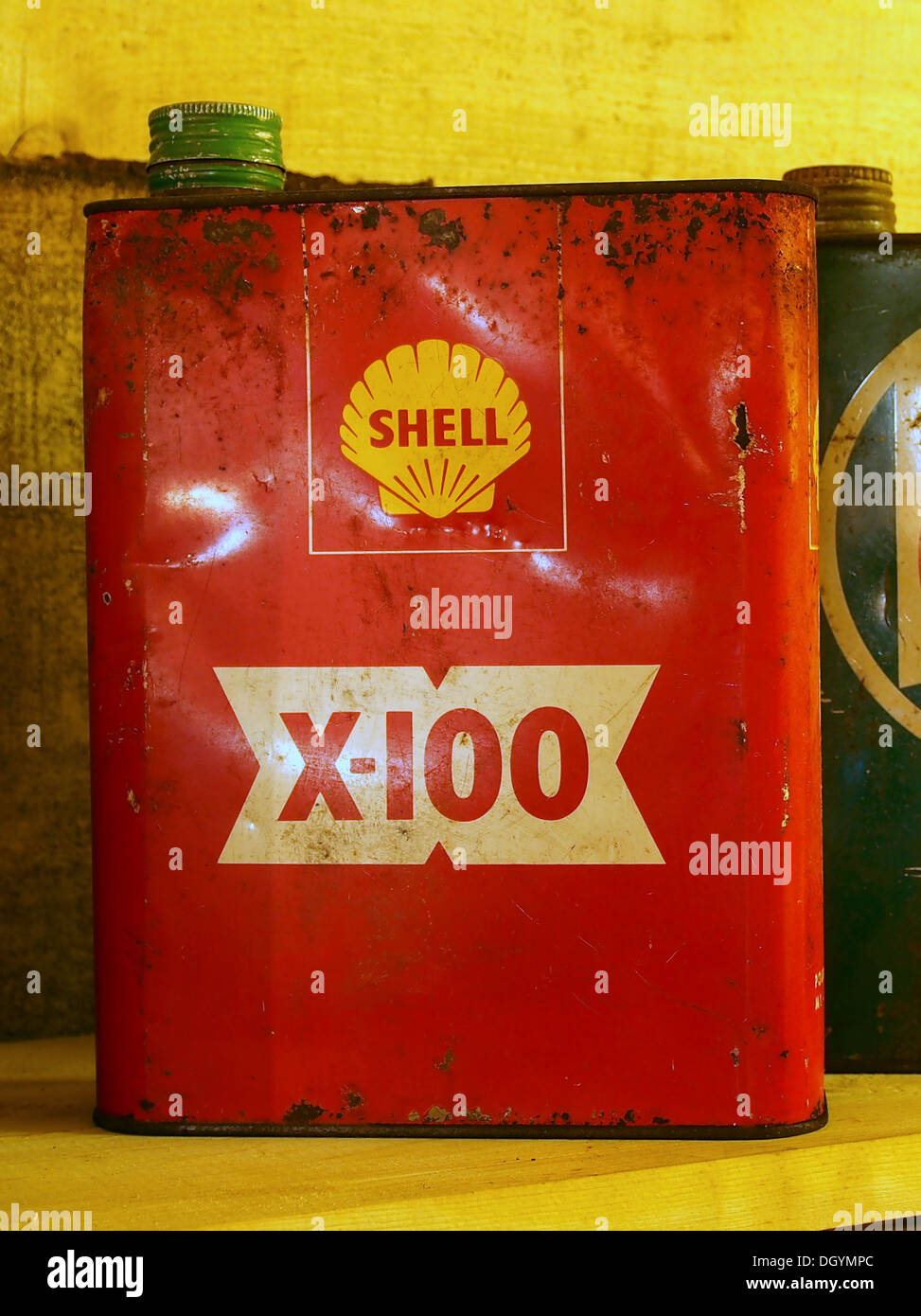 Shell x 100 hi-res stock photography and images - Alamy