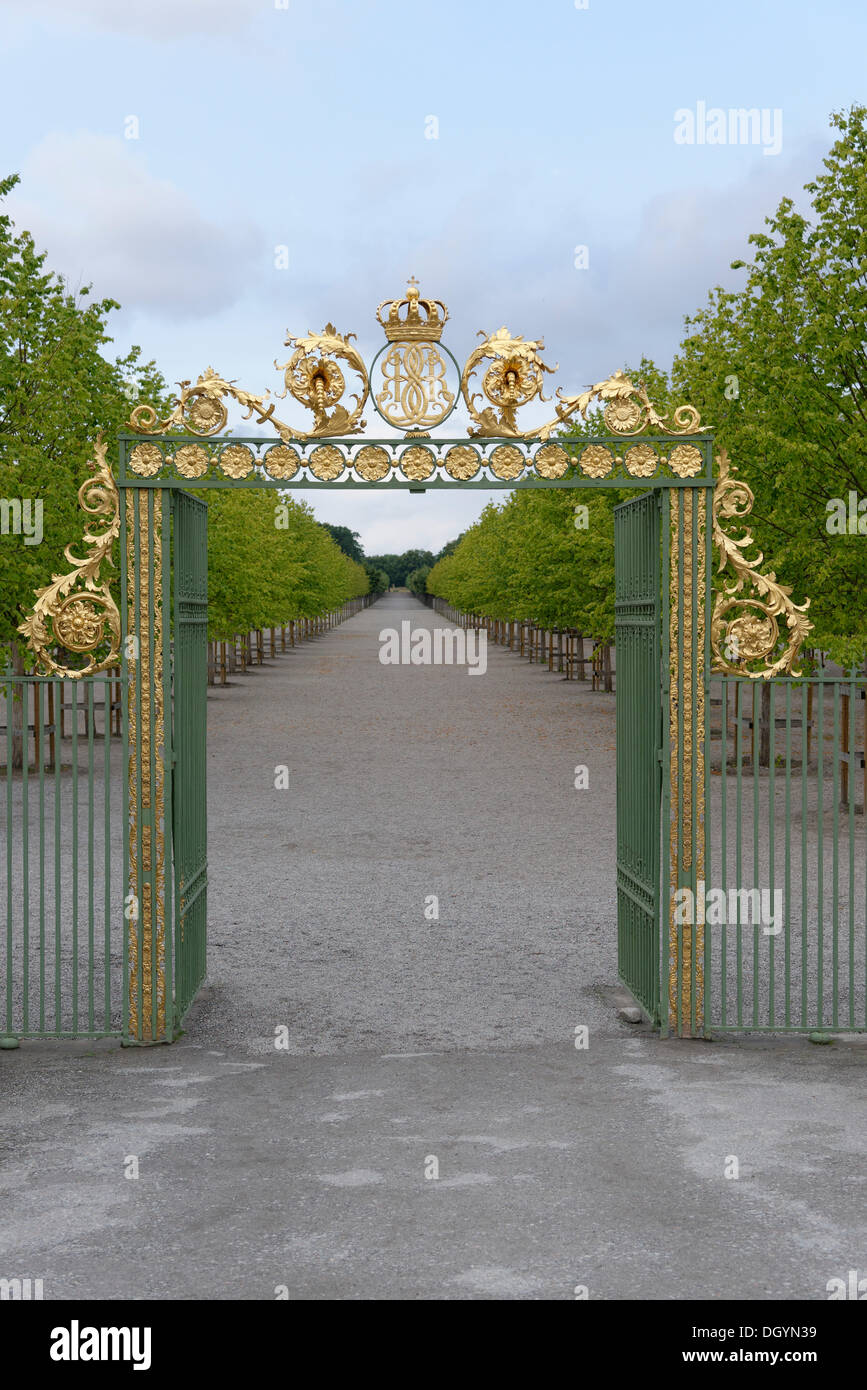 Driveway gardens hi-res stock photography and images - Alamy