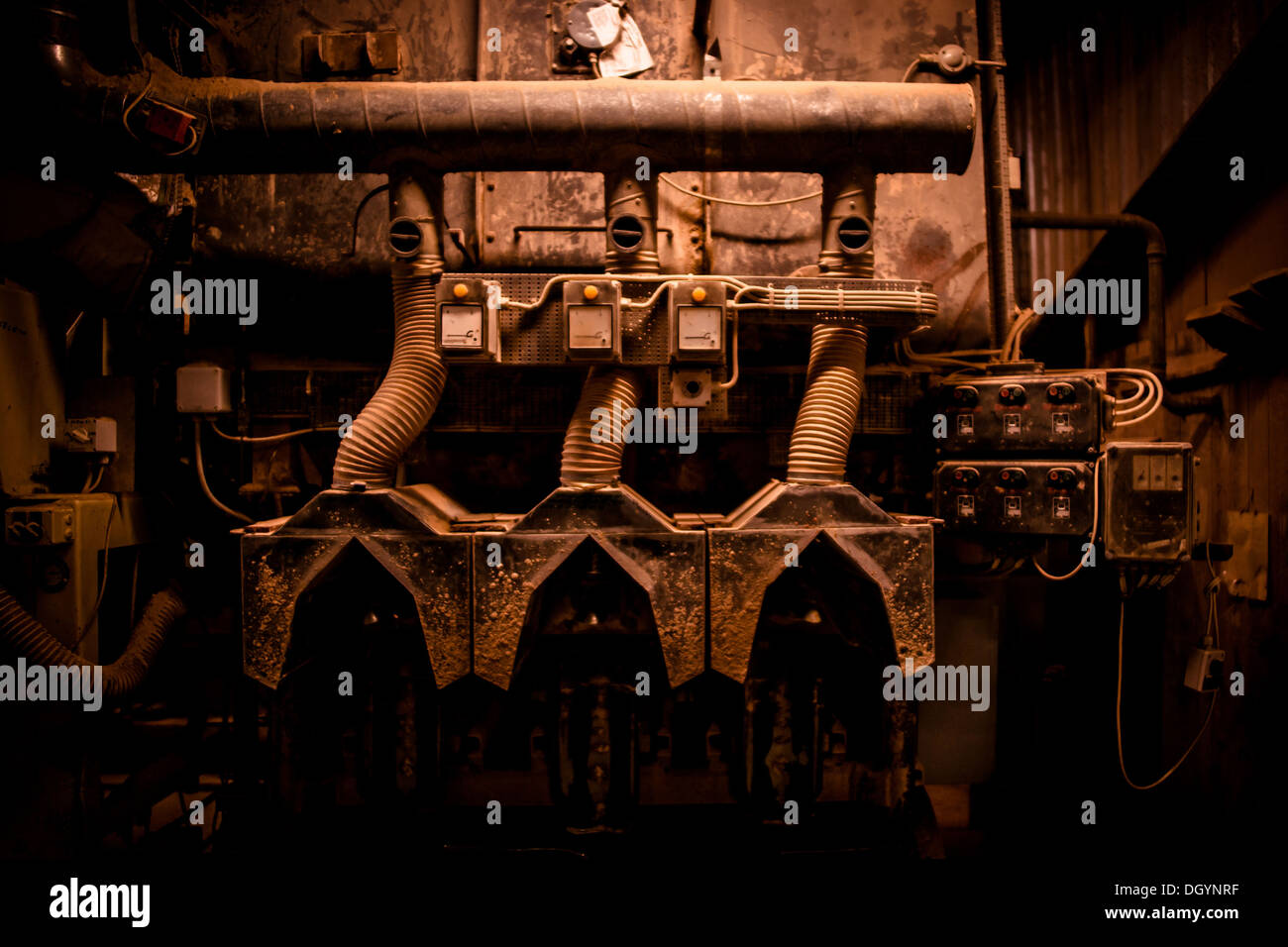 Grunge machinery in industrial surroundings Stock Photo - Alamy