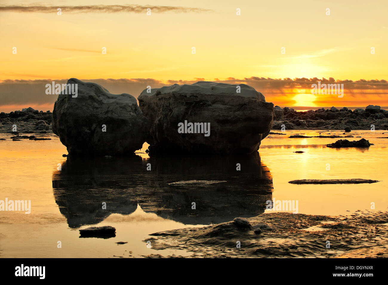 Sea ice icebergs stranded low hi-res stock photography and images - Alamy