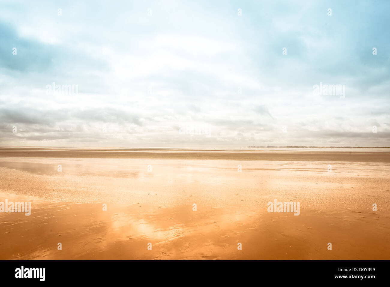 Low tide scenery at the beach Stock Photo - Alamy