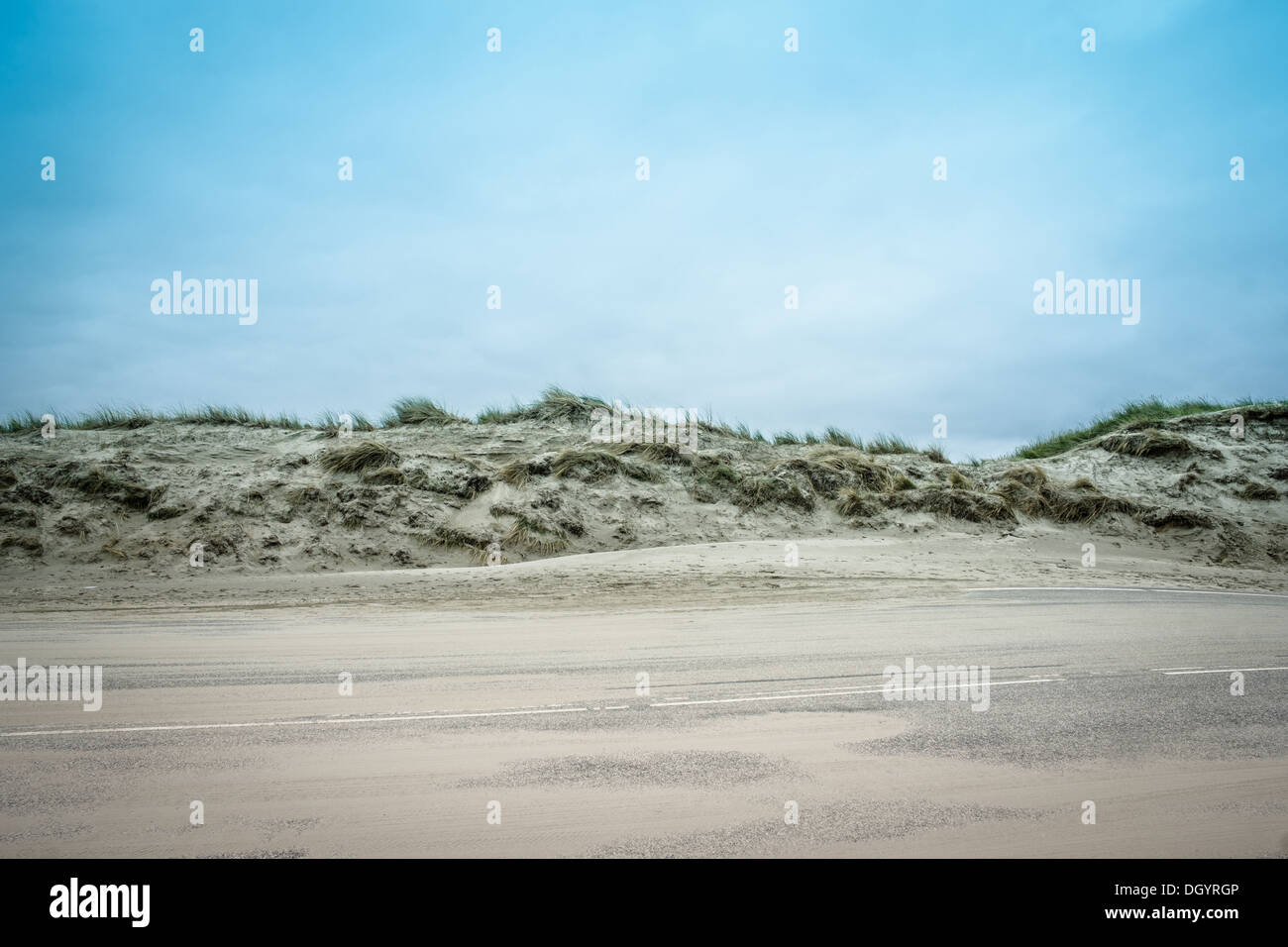 Nobody sandy dirt track road hi-res stock photography and images - Alamy