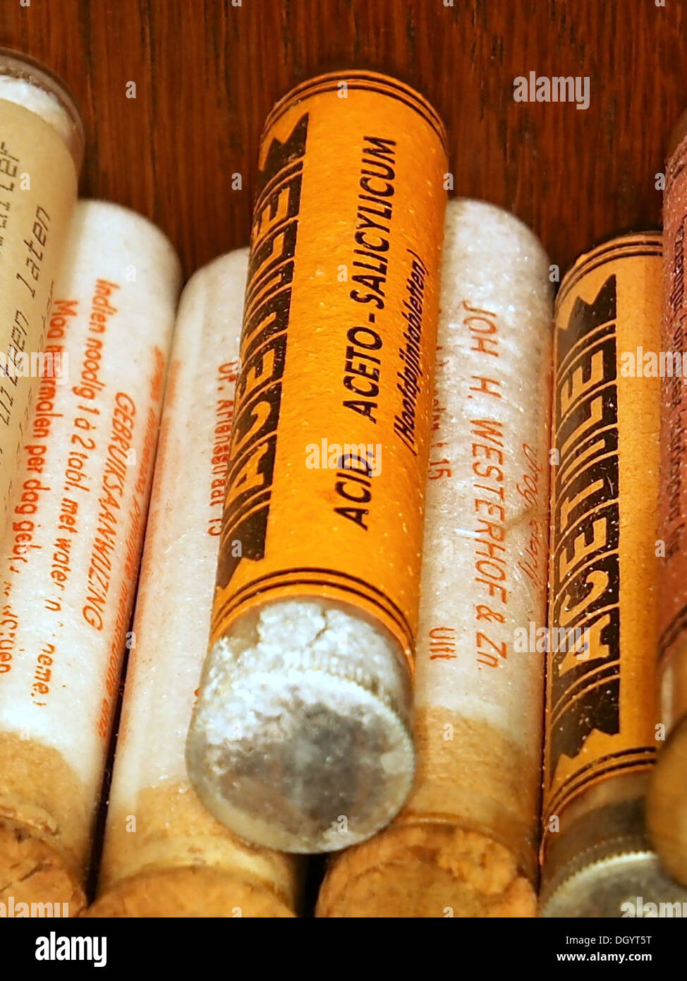 The 'Buisje Acetile hoofdpijntabletten' is an antique tin container ...