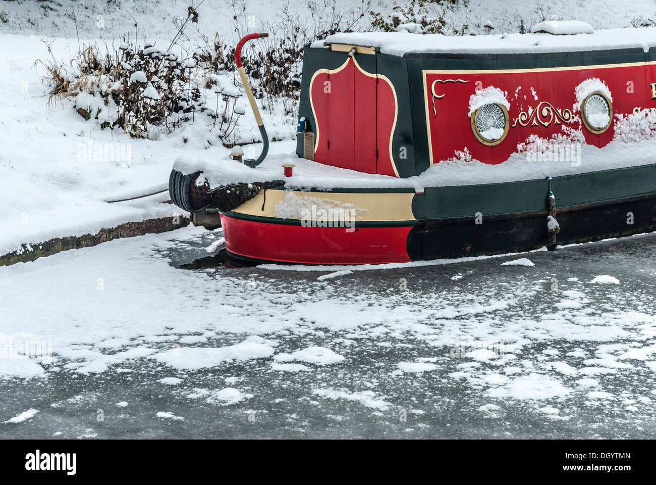 Canal boat stuck in the ice hi-res stock photography and images - Alamy