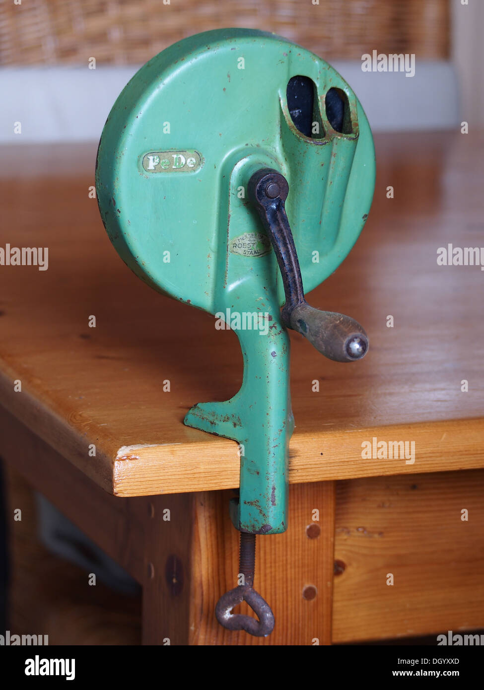 The PeDe Snijboon snijmachine is a mechanical device designed to slice ...