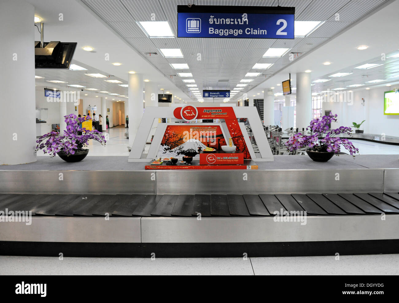 Baggage claim conveyor belts hi-res stock photography and images - Alamy