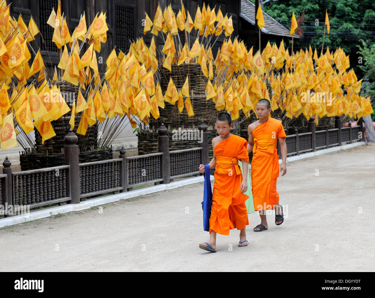 Chiang mai thai monks hi-res stock photography and images - Alamy