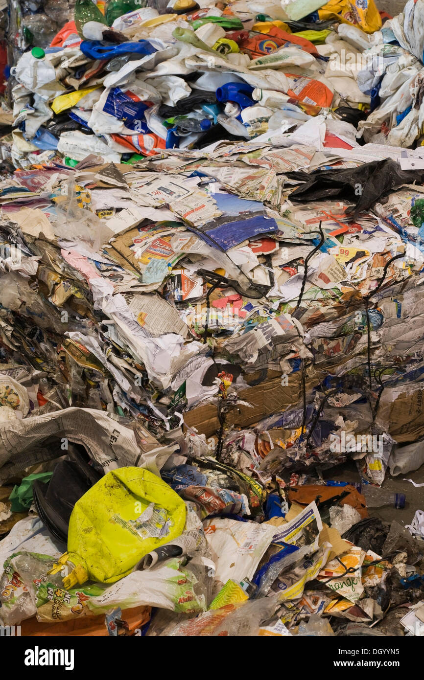 Bales recyclable plastic containers paper hi-res stock photography and ...