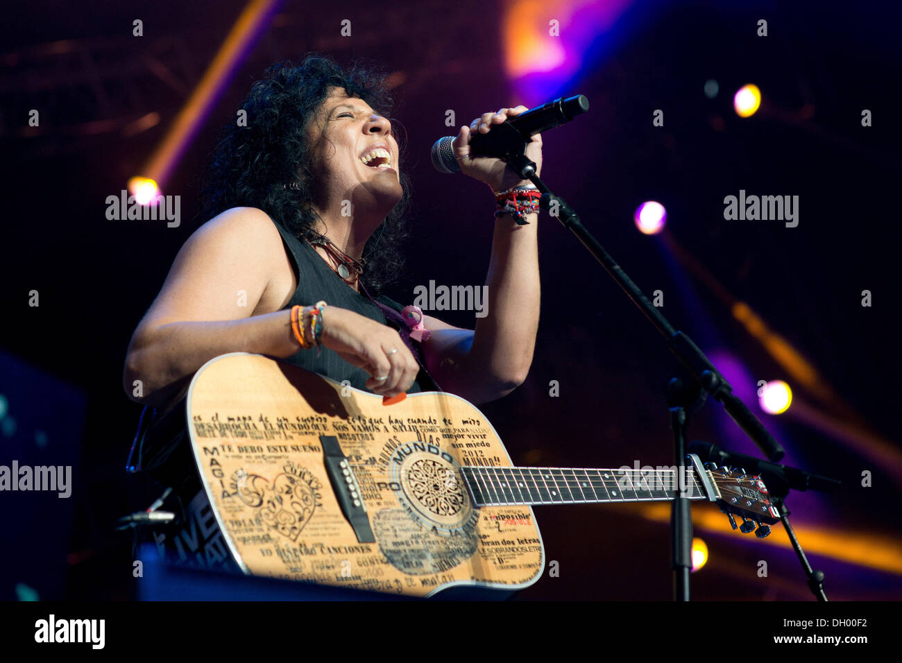 Madrid, Spain. 26th Oct, 2013. Singer Rosana performs live in 'Por ...
