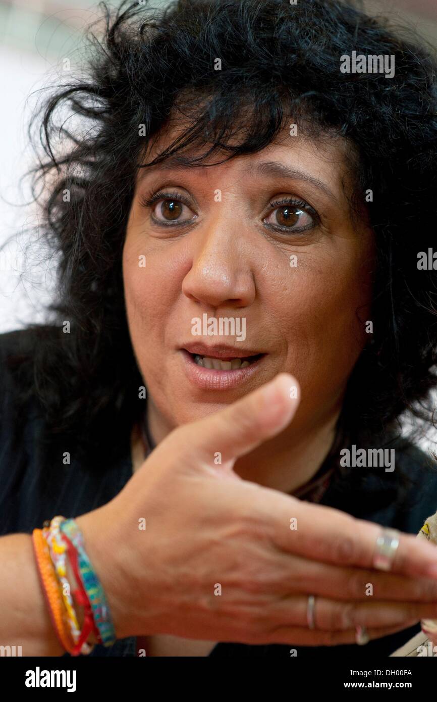 Madrid, Spain. 26th Oct, 2013. Singer Rosana performs live in 'Por ...