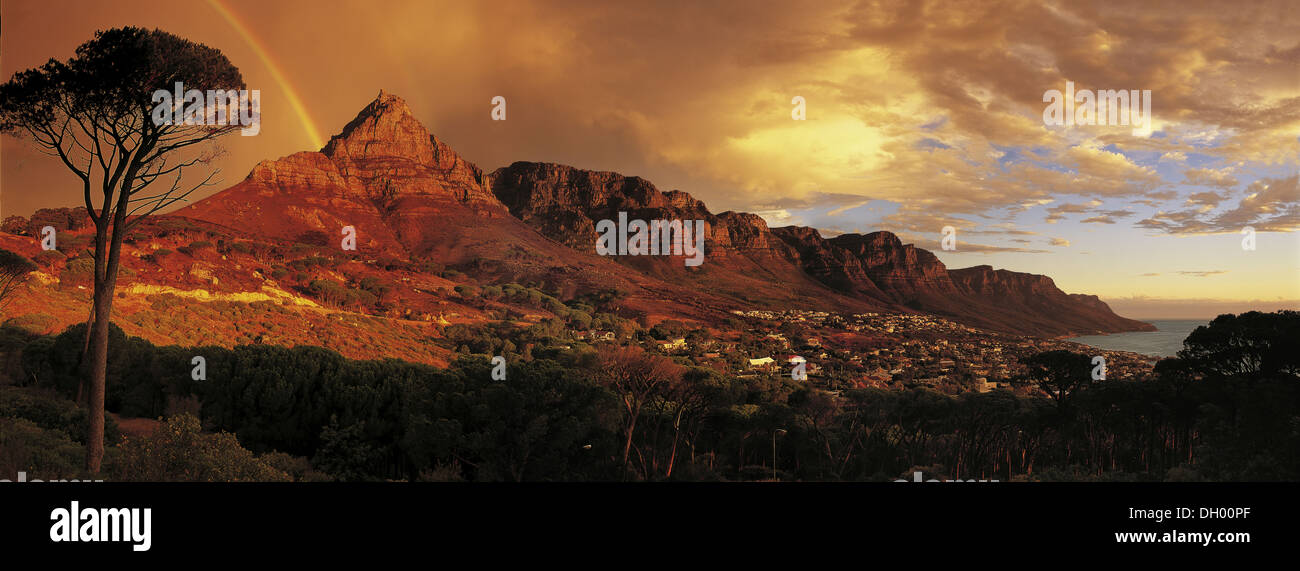 Camp's Bay nestles underneath the Twelfe Apostels Stock Photo - Alamy