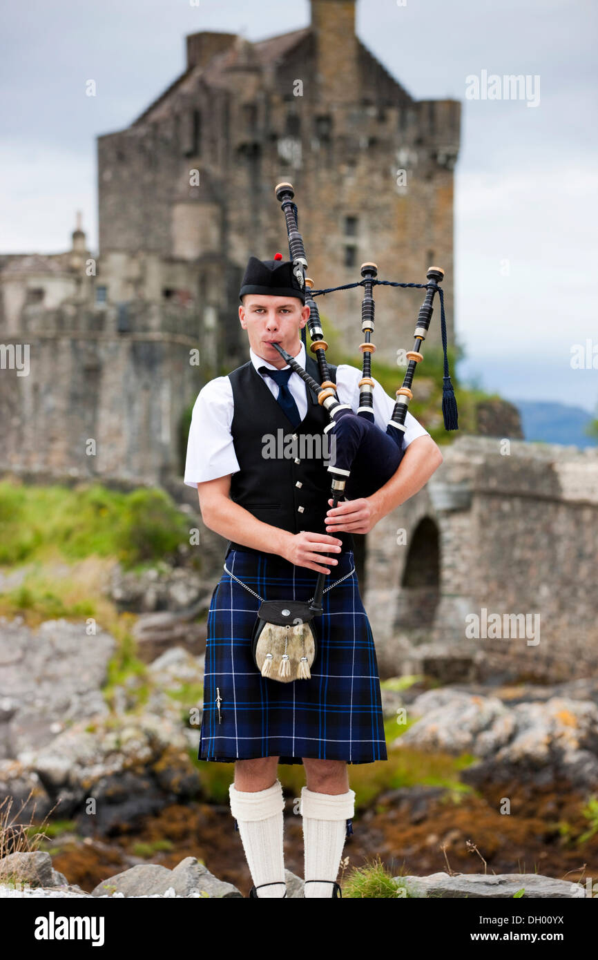 Bagpiper ireland hi-res stock photography and images - Alamy