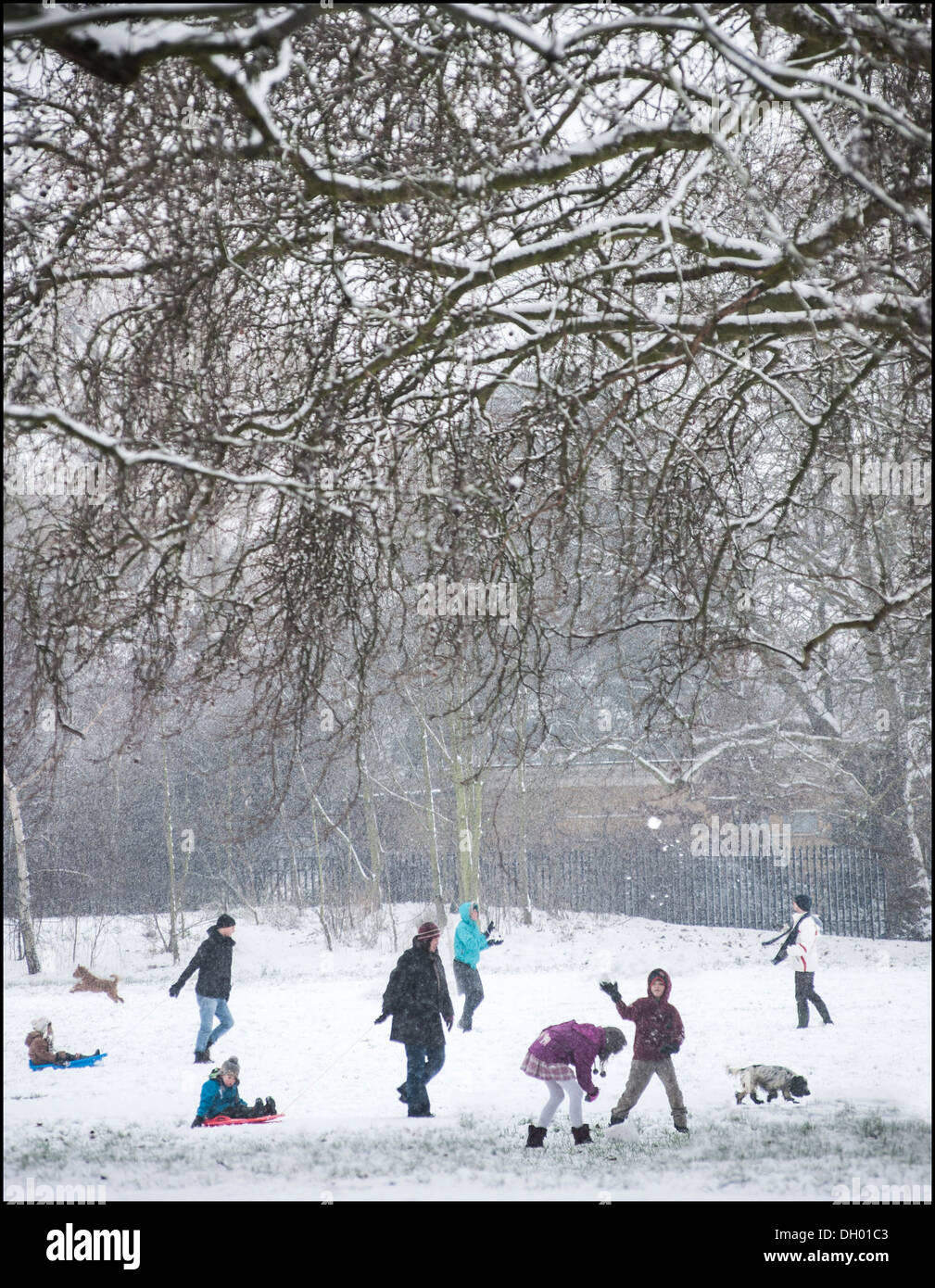 Kids throwing snowballs hi-res stock photography and images - Alamy