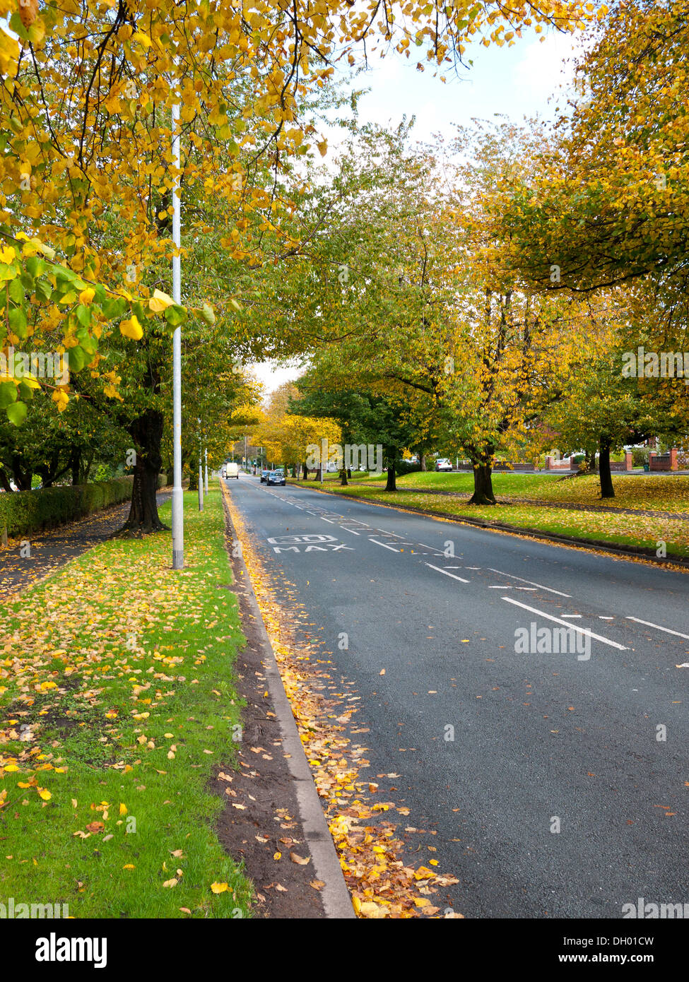 Main road footpath hi-res stock photography and images - Alamy