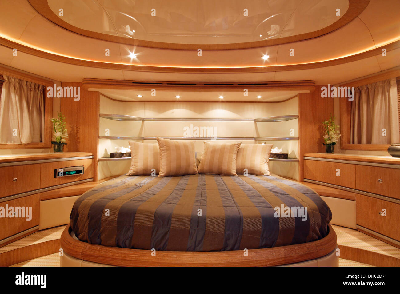 VIP cabin, Leonardo II, a cruiser built by Azimut, type of boat ...