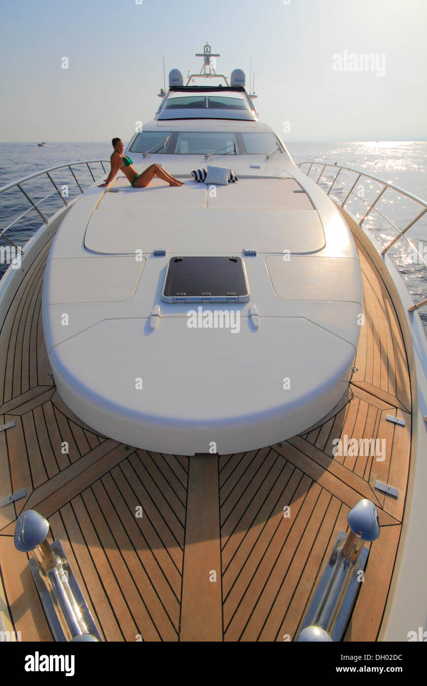 Foredeck, Leonardo II, a cruiser built by Azimut, type of boat ...