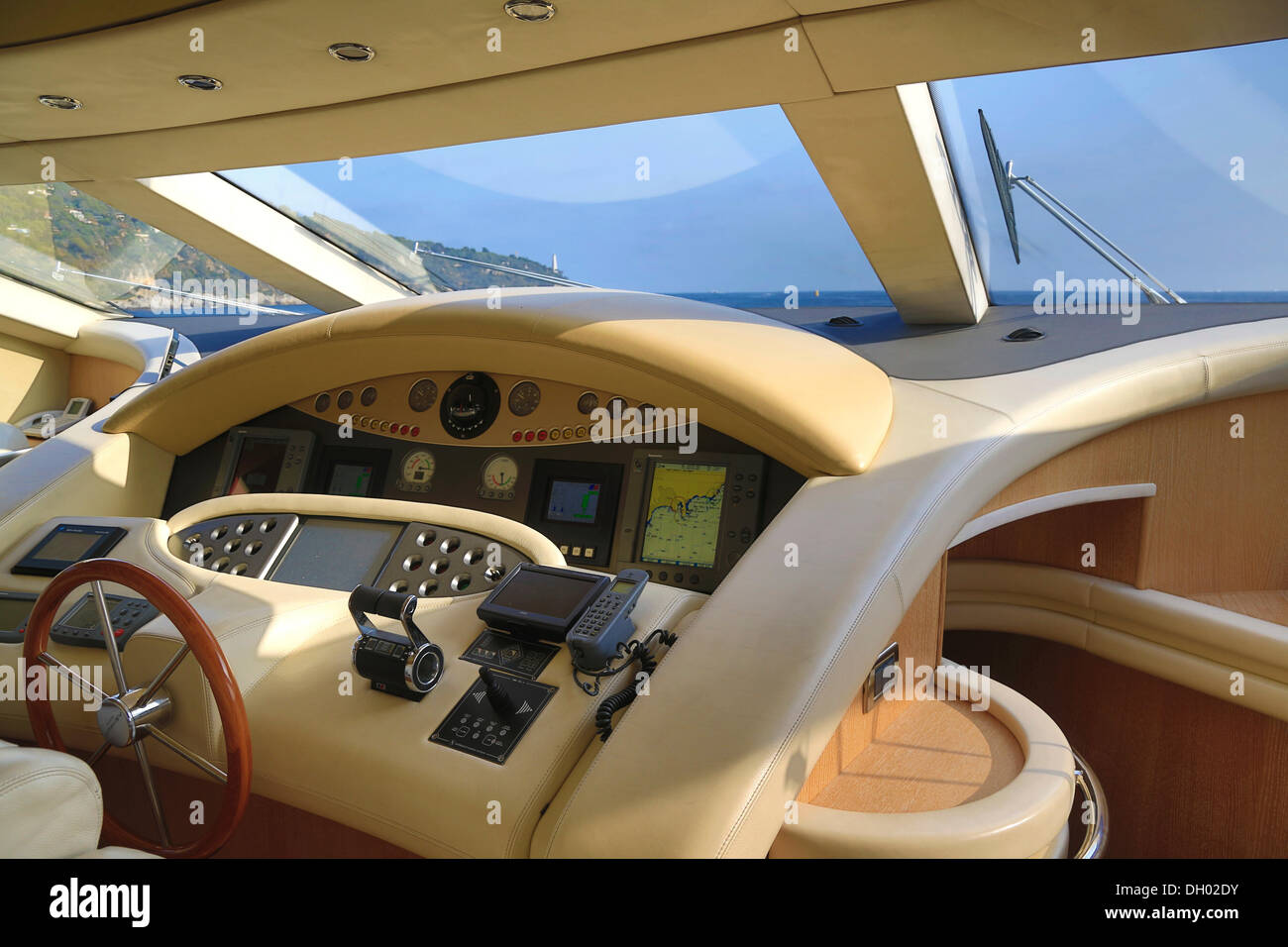 Bridge, Leonardo II, a cruiser built by Azimut, type of boat: Leonardo ...