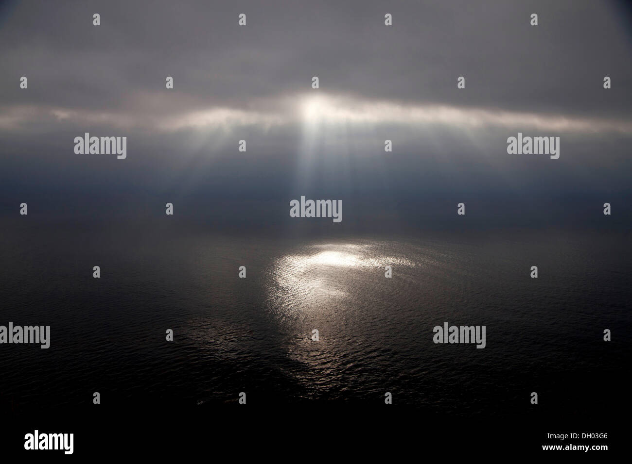 Dark clouds and sun rays over the Pacific Ocean, Big Sur, California ...