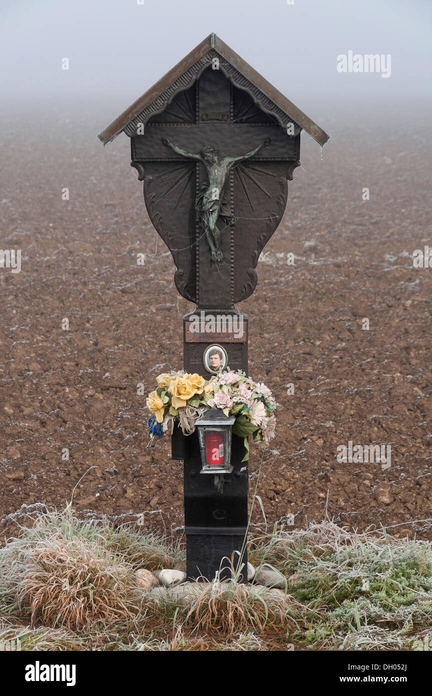 Roadside memorial cross hi-res stock photography and images - Alamy