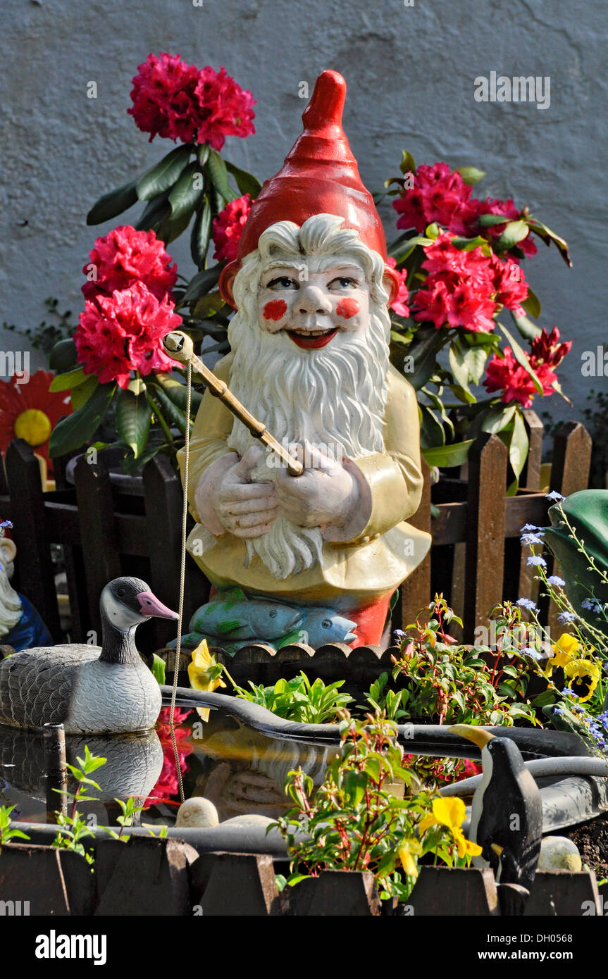 Garden gnomes fishing rod hi-res stock photography and images - Alamy