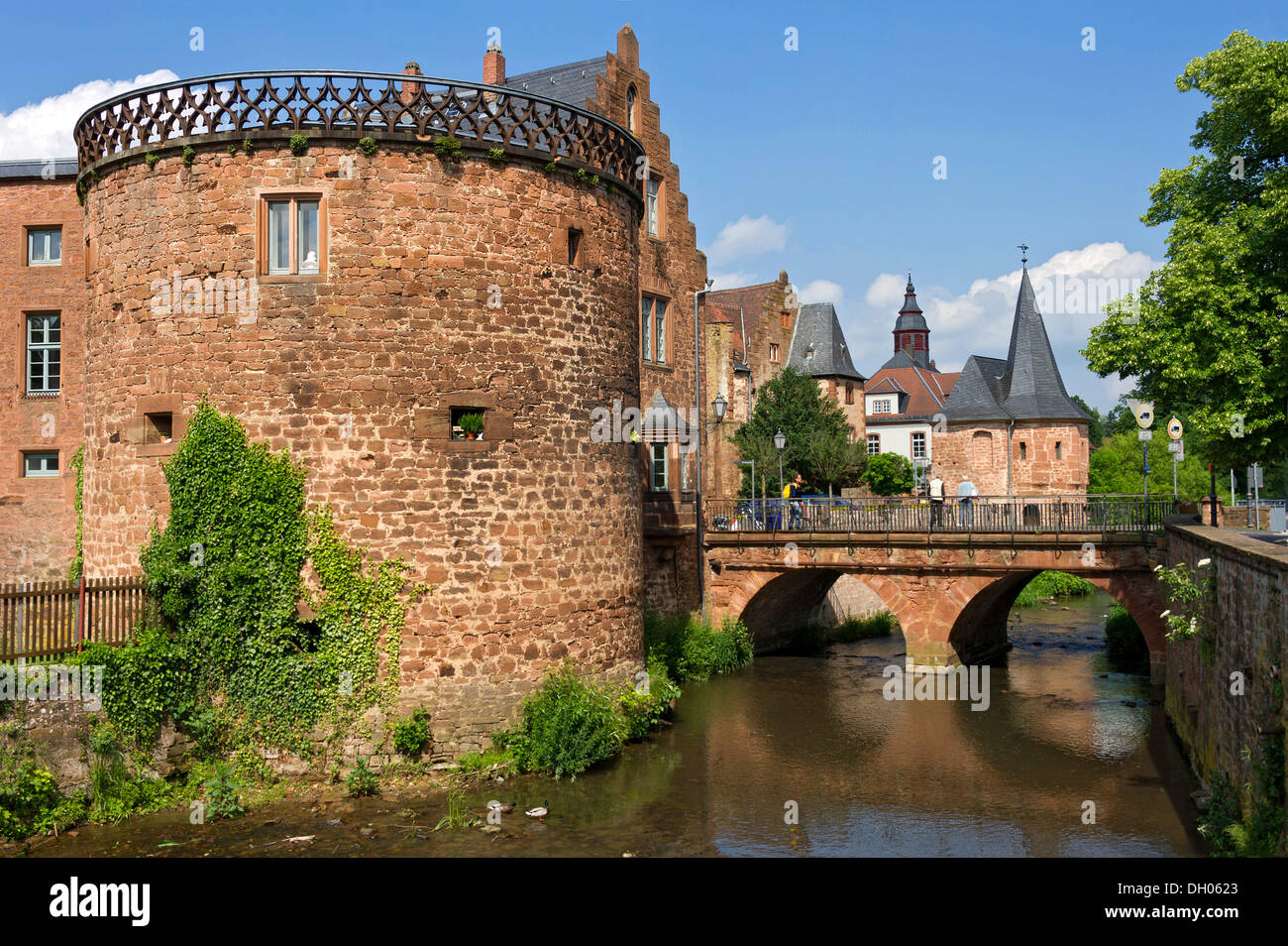 House with moat hi-res stock photography and images - Alamy