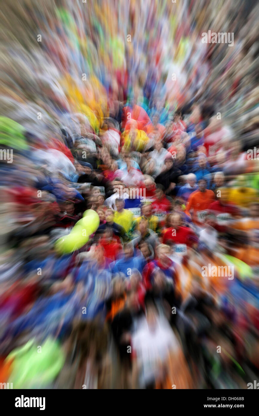 Runners at the start hi-res stock photography and images - Alamy