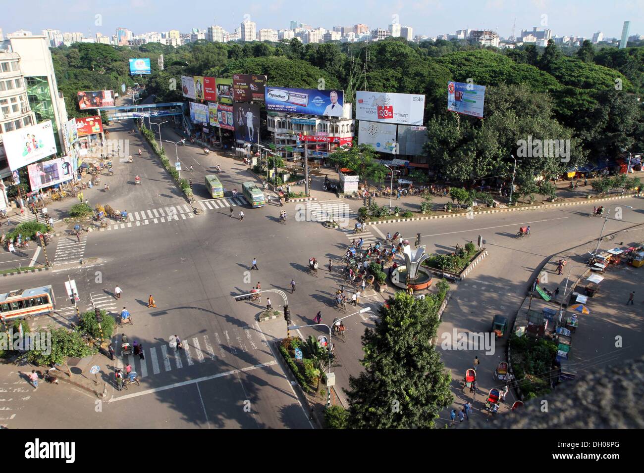 Dhaka, 28th Oct 2013. An overview of the shahabag area in Dhaka during ...